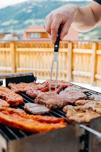 밖에서 바비큐 피크닉 돼지 삼겹살 양념 구이 그릴에서 고기가 뒤집힙니다 식욕을 돋우는 돼지 고기 튀김 Bbq와 그릴불고기 구운