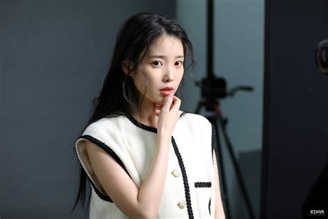 아이유iu 공식 트위터 On Twitter Iu Post 한번 보면 밤을 새우게 만드는 화보 장인♥ A