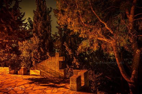 Ο ΤΑΦΟΣ ΤΟΥ ΓΙΑΝΝΗ ΣΚΑΡΙΜΠΑ ΚΑΤΩ ΑΠΟ ΤΟ ΦΩΣ ΤΟΥ ΦΕΓΓΑΡΙΟΥ