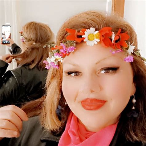 Sofia ზოგჯერ საკუთარ თავზე არ ვფიქრობ იმაზე მეტს ვიდრე სხვაზე განვიცდი ზოგჯერ ზედმეტიც კი