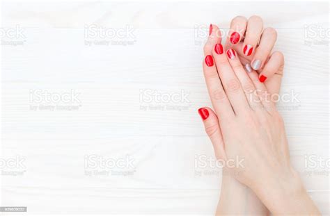 흰색 나무 바탕에 빨간 매니큐어와 젊은 여자의 손 텍스트에 대 한 공간을 복사 합니다 광고에 대한 스톡 사진 및 기타 이미지