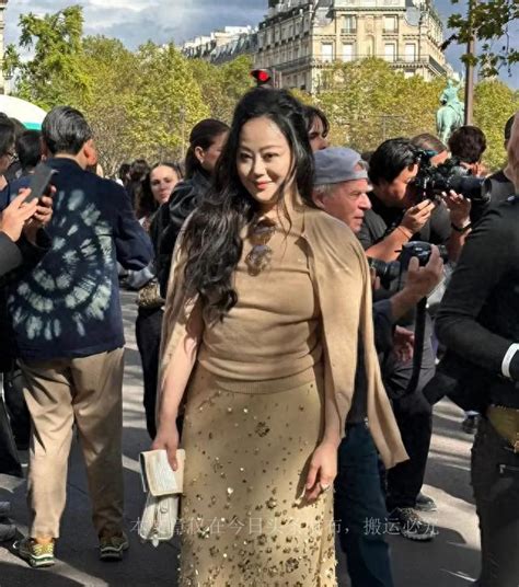 60 Year Old Zhang Xiaohui Is Crazy About Paris She Has A Beautiful Figure And Plump Curves And