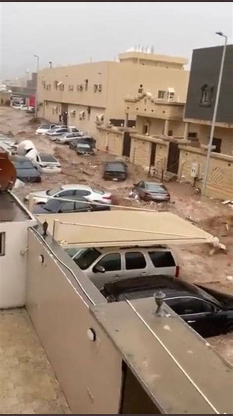 أمطار غزيرة تقتلع الأشجار وتجرف المركبات في شوارع جدة صحيفة مكة