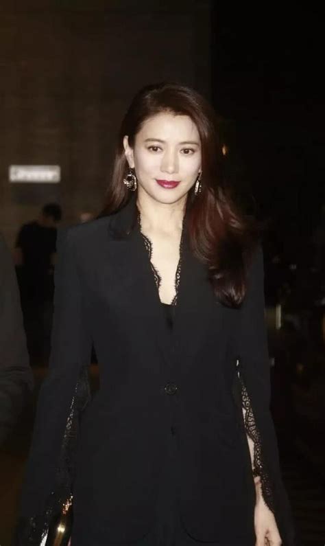 47歲袁詠儀無懼年齡，越老越性感奔放，網友：性感迷人 壹讀