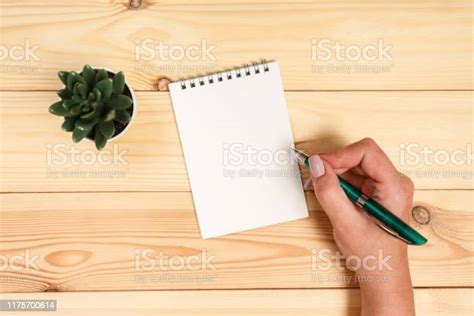 스마트 폰 종이 노트북 및 나무 배경에 여성의 손이있는 현대적인 작업 공간 맨 위 보기 3단 브로슈어에 대한 스톡 사진 및 기타 이미지 Istock