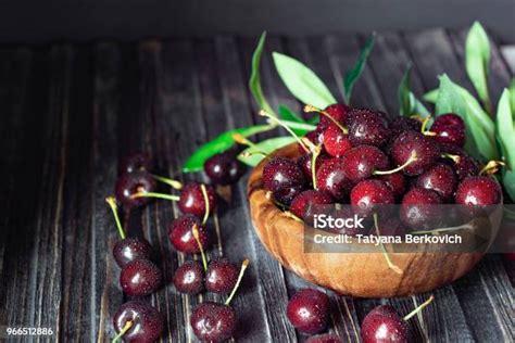 어두운 나무 배경에 복사 공간에 접시에 신선한 달콤한 체리 여름과 추수 개념입니다 체리 매크로입니다 채식주의 채식 날 음식입니다 0명에 대한 스톡 사진 및 기타 이미지