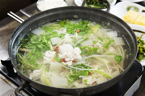 울릉도에서만 먹을 수 있는 오징어내장탕 음식 과일 외식 네모판