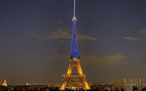 Ейфелеву вежу в Парижі підсвітили кольорами українського прапора РБК Украина