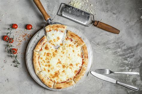 대리석 둥근 트레이에 모짜렐라 치즈를 곁들인 맛있는 피자 피자 재료로 회색 돌 배경에 장식 0명에 대한 스톡 사진 및 기타 이미지 Istock