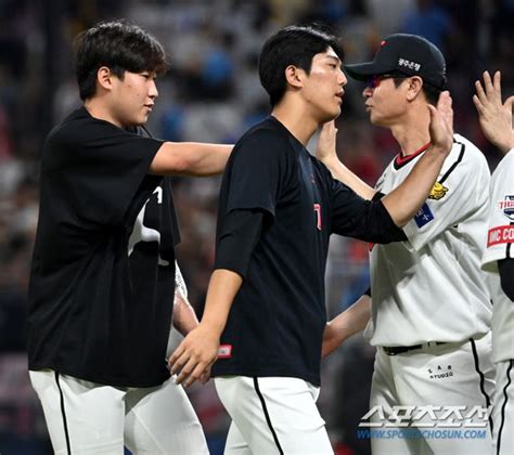 포토 김종국 감독 윤영철 6승 달성 축하