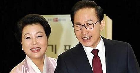 투표하는 이명박 대통령과 김윤옥 여사