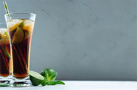 콜라 얼음 라임 어두운 회색 잎 박하의 신선한 차가운 여름 음료 석고 배경 공간을 복사 0명에 대한 스톡 사진 및 기타 이미지 Istock