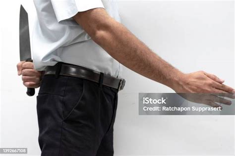 사업가가 악수를 할 준비가 된 손을 벌리고 등 뒤에서 칼을 들고 개념에 대한 스톡 사진 및 기타 이미지 개념 개념과 주제 경계 표지 Istock