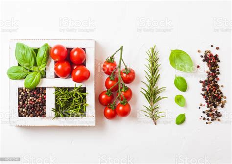 돌 부엌 배경에 흰색 나무 상자에 바질과 후추와 로즈마리와 유기농 체리 토마토 요리 개념 다이어트에 대한 스톡 사진 및 기타