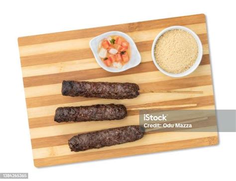 흰색 배경 위에 고립 된 파로파와 비네그레트가있는 나무 판 위에 고기 카프타 꼬치 꼬챙이에 대한 스톡 사진 및 기타 이미지