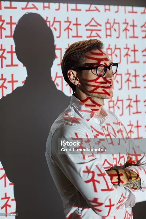 상형 문자와 프로젝션 스크린에 서서 중국 사람들의 요구에 대해 배우는 흰색 셔츠에 잘 생긴 젊은 분석가 미소 개념에 대한 스톡 사진 및 기타 이미지 Istock