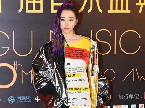 张靓颖在某音乐盛典 获四奖成盛典获奖最多女歌手