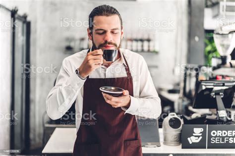 잘 생긴 수염 바리스타 남자 중소 기업 소유자의 초상화 미소와 카페 또는 커피 숍에서 커피 한 잔을 들고 카페에 서있는 남성 바리스타 25 29세에 대한 스톡 사진 및 기타