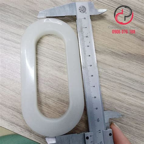 Tay Cầm Nhựa Trên Thùng Carton Vật Tư Nhựa Ngành Gỗ Tại Bình Dương
