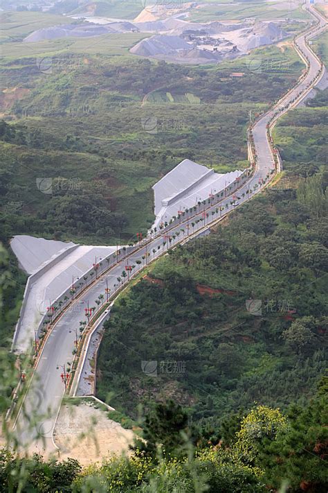 俯瞰山区高速公路