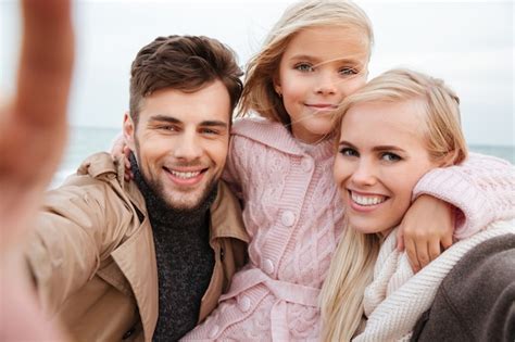 Retrato De Una Familia Feliz Con Una Pequeña Hija Foto Gratis