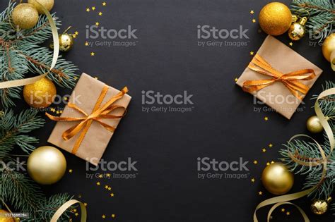 크리스마스 구성 황금 Baubles 현대 축제 장식 선물 상자 어두운 검은 색 배경에 전나무 나무 가지 우아한 크리스마스 인사말