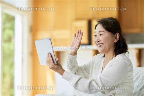 タブレットを操作する日本人シニア女性の写真素材 153186200 イメージマート