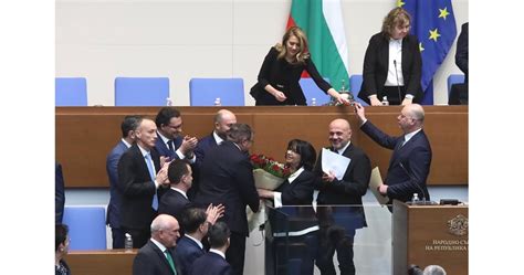 Голям букет за Теменужка Петкова при клетвата единствената жена