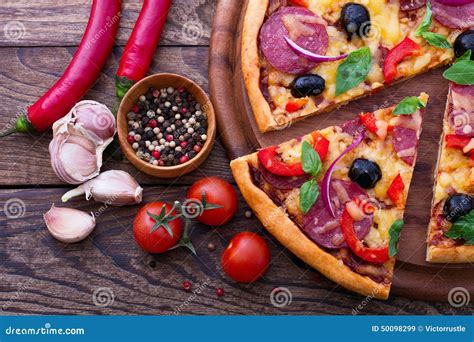 Очень вкусная пицца который служат на взгляд сверху деревянного стола