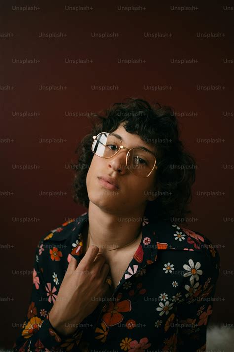 안경을 쓴 여자가 사진을 위해 포즈를 취하고 있다 사진 Unsplash의 남자 이미지
