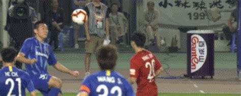 中超再现致命飞踹！上港悍将眼睛险被踢瞎 胸口血印清晰可见