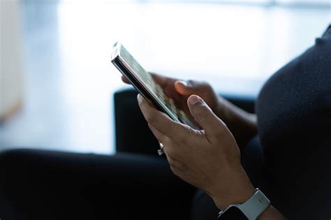 현대 사무실에서 스마트 폰을 사용하는 비즈니스 우먼 메시지 확인 및 연결 상태 유지 Brand Name Smart Phone에 대한 스톡 사진 및 기타 이미지 Brand