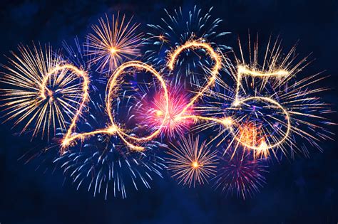 검은 배경에 불꽃 놀이 새해 복 많이 받으세요 2025 컨셉 밤하늘에서 2025년 새해를 맞이하는 불꽃놀이 12월 31일에 대한