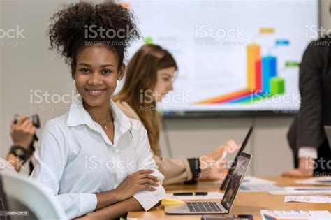 다양한 동료들이 브레인 스토밍에 모여 통계에 대해 함께 논의합니다 브레인 스토밍 사업 계획을 함께 수행하는 사람들 동료들이