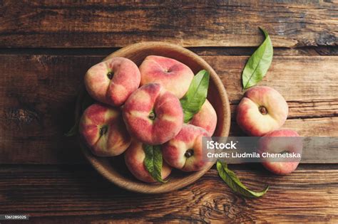 나무 테이블에 잎이있는 신선한 잘 익은 도넛 복숭아 평평한 평지 0명에 대한 스톡 사진 및 기타 이미지 0명 Fruit