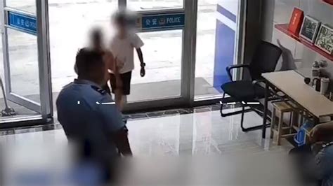 2小孩骑车摔伤获帮助，手写感谢信拎两包糖上门与民警“极限拉扯”凤凰网视频凤凰网