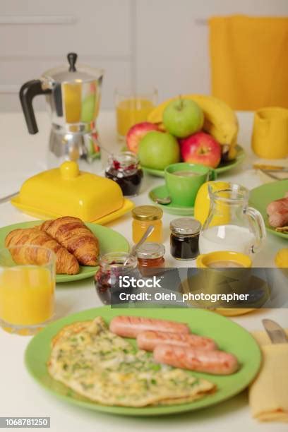 아침 식사 시간입니다 채소와 소시지 오믈렛 크루아상 오렌지 주스 잼 크림 또는 우유와 커피입니다 과일바나나 빨간색과 녹색