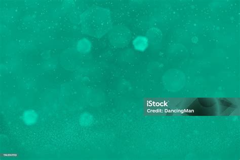 청록 바다녹색 꽤 반짝이는 반짝이 조명 흐리게 Bokeh 추상적 인 배경과 떨어지는 눈 조각 비행 콘텐츠에 대 한 빈 공간을 가진 Festal 모의 텍스처 겨울에 대한 스톡