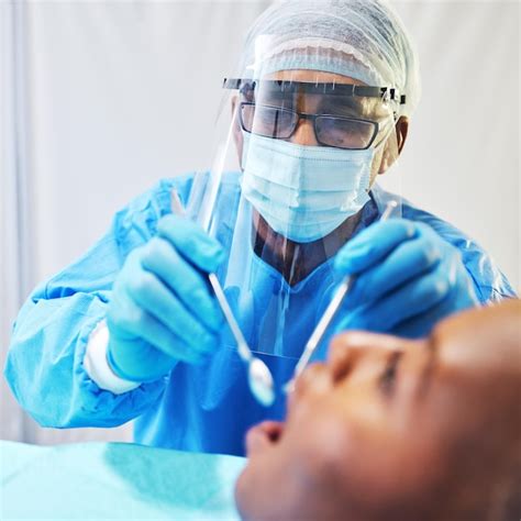 Consulta del dentista y control del hombre del paciente atención dental
