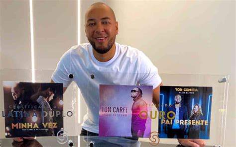 Ton Carfi Recebe Discos De Ouro E De Platina Duplo Pela Som Livre