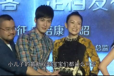 章子怡晒1岁儿子庆六一 小短腿卖力爬沙发太可爱凤凰网视频凤凰网