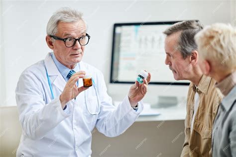 Premium Photo Explaining Difference Between Drugs To Patients