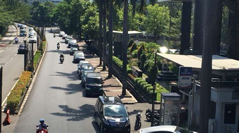 Jenguk Tahanan Korupsi Mobil Mewah Berderet Di Depan KPK