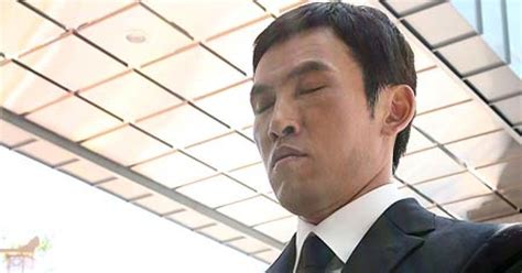 유오성 큰형님의 영정사진을 든 채[포토]