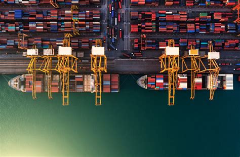 컨테이너 가져오기 내보내기 및 비즈니스 물류 배입니다 크레인 무역 포트 선박 항구 화물 여 공중 볼 수 있습니다 물 수송입니다 Internationalshell