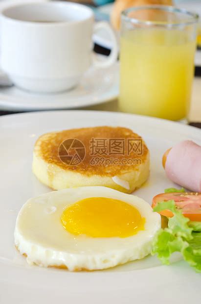 全早餐白色营养黄色棕色蔬菜饼子盘子猪肉食物蛋黄高清图片下载 正版图片321682188 摄图网