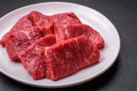 소금과 향신료를 곁들인 신선하고 육즙이 많은 생 쇠고기 조각 0명에 대한 스톡 사진 및 기타 이미지 0명 건강한 생활방식 건강한 식생활 Istock