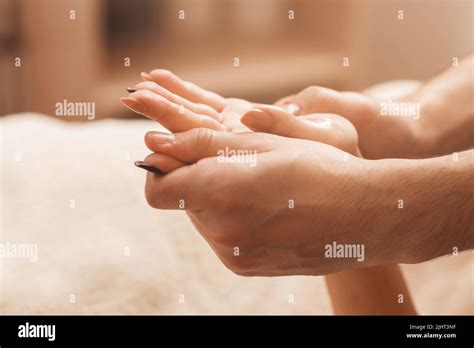 Réflexologie Des Mains Banque De Photographies Et Dimages à Haute