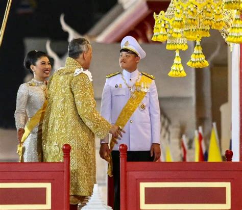 พระบรมฉายาลักษณ์สุดอบอุ่นของ ในหลวง ร 10 กับพระราชธิดาและพระราชโอรส