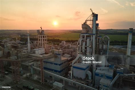 높은 콘크리트 공장 구조와 산업 생산 현장에서 타워 크레인 시멘트 공장의 공중 보기 제조 및 글로벌 산업 개념 0명에 대한 스톡 사진 및 기타 이미지 Istock